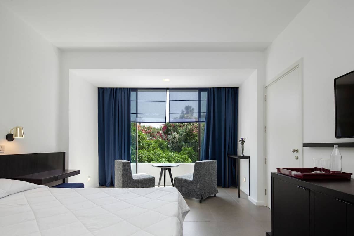 Roupa de alta qualidade, minibar, cofre no quarto