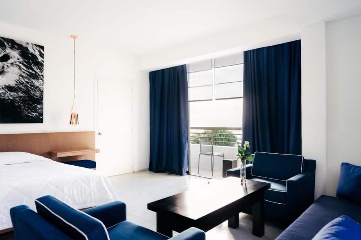 Roupa de alta qualidade, minibar, cofre no quarto