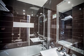 Chuveiro, secador de cabelo, toalhas de banho 