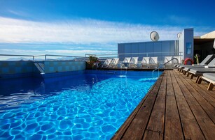 Piscina exterior sazonal, da(s) 11:00 à(s) 20:00, guarda-sóis 