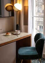 Quarto clássico | Roupas de cama premium, cofres nos quartos, escrivaninha