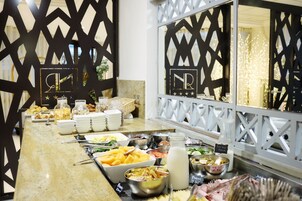 Pequeno-almoço tipo buffet diário mediante uma taxa