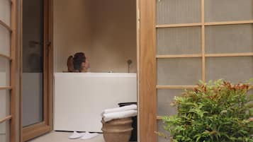 Sauna, banheira de hidromassagem