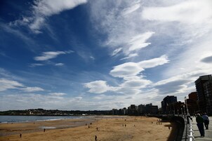 Na praia, areia branca, barracas de praia de cortesia, espreguiçadeiras