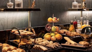 Pequeno-almoço tipo buffet diário (17 EUR por pessoa)