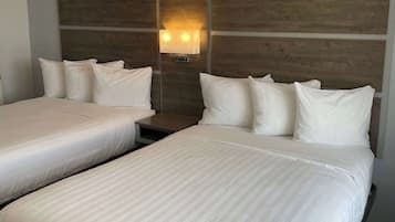 Quarto, 2 camas de casal, vista para o lago (Partial) | Roupa de alta qualidade, ferro/tábua de engomar