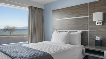 Quarto, 2 camas de casal, vista para o lago (Partial) | Roupa de alta qualidade, ferro/tábua de engomar