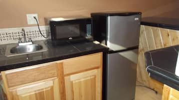 Um frigorífico, um micro-ondas, uma cafeteira/bule
