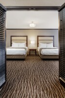 Suite, várias camas, não fumadores, banheira de hidromassagem | Cofre no quarto, secretária, ferro/tábua de engomar 