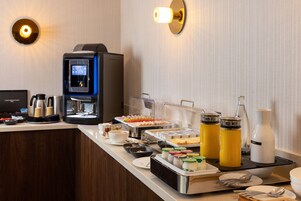 Pequeno-almoço tipo buffet diário mediante uma taxa 
