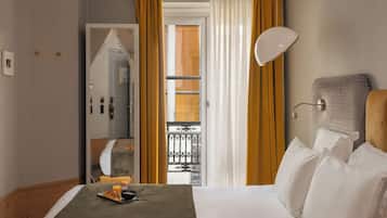 Quarto Duplo Superior (Smart) | Cofre no quarto, com decoração personalizada, secretária