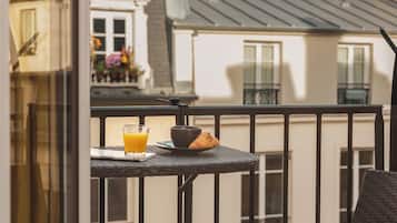 Quarto Duplo Superior (Smart) | Cofre no quarto, com decoração personalizada, secretária