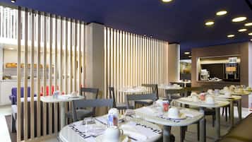 Café da manhã com buffet nos fins de semana (EUR 14 por pessoa)