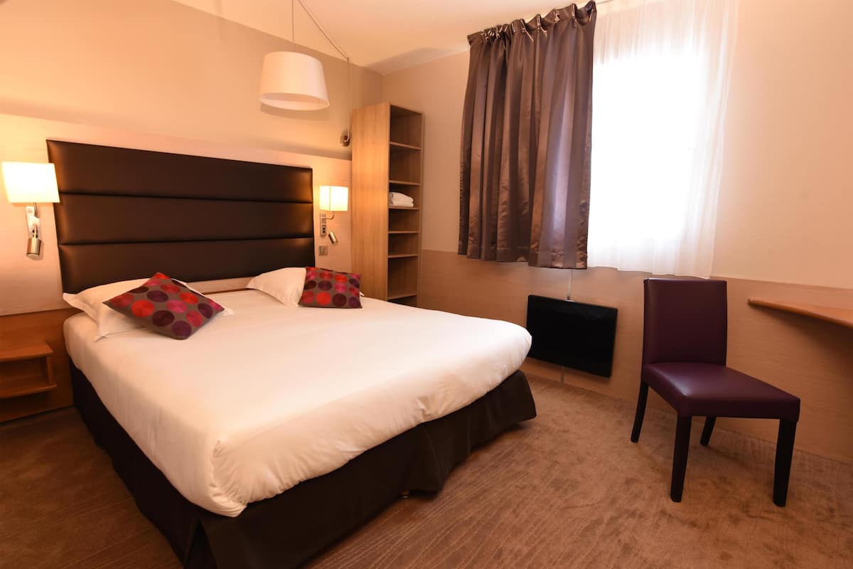 Roupas de cama premium, escrivaninha, quartos à prova de som