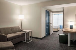 Suíte, 1 cama King | Área de estar | TV LCD