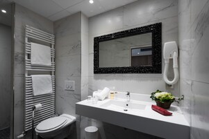 Quarto Comfort | Casa de banho | Artigos de higiene pessoal grátis, um secador de cabelo 