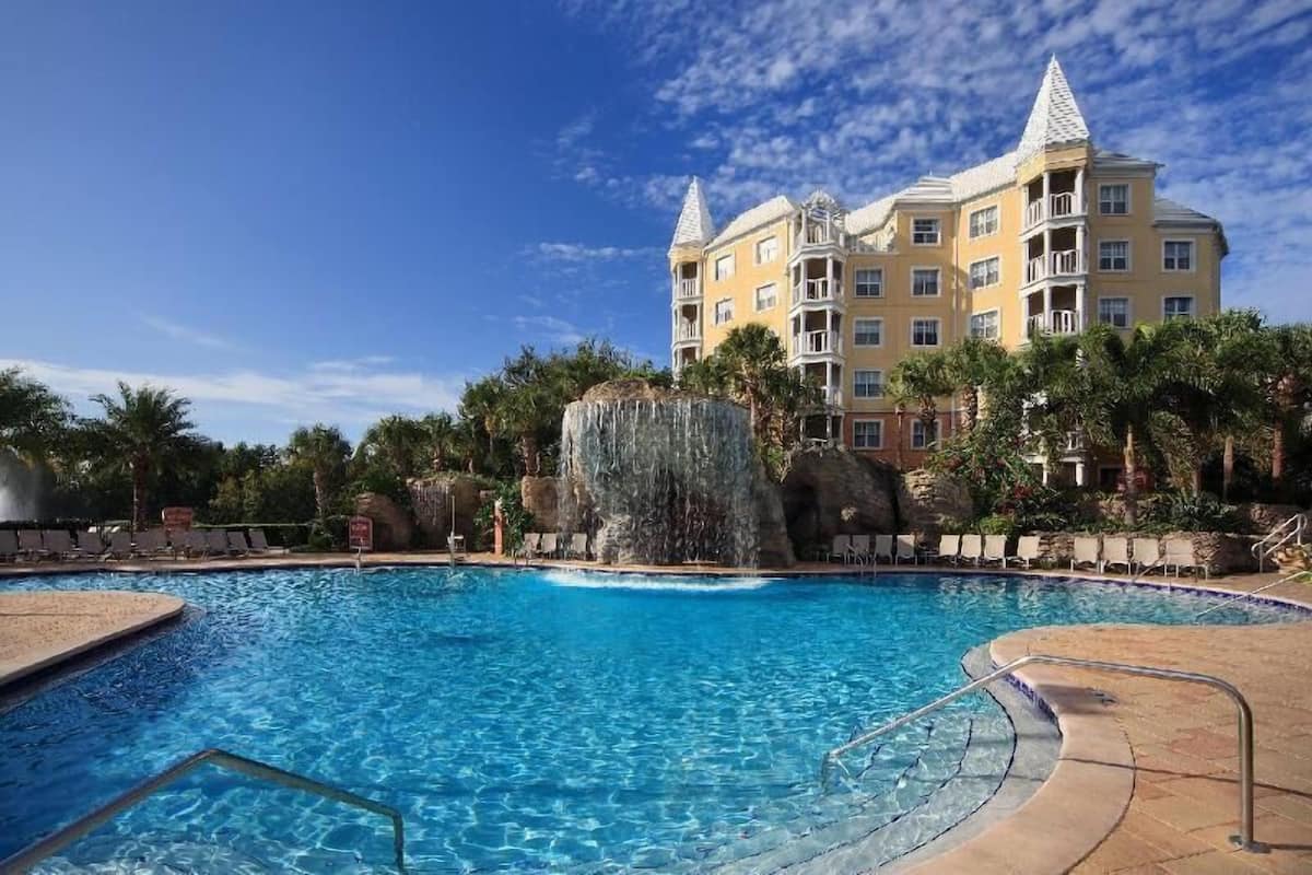 Piscina | 3 piscinas exteriores, da(s) 7:00 à(s) 23:00, guarda-sóis