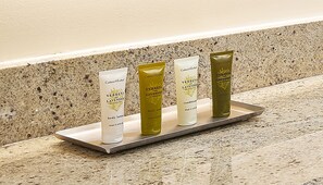 Produtos de toalete de grife, secador de cabelo, toalhas de banho 