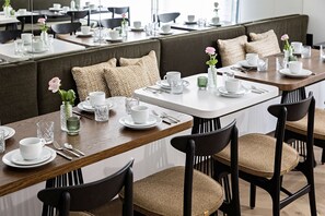 Pequeno-almoço tipo buffet diário (18 EUR por pessoa) 