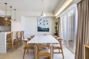 Suite, 2 camas de casal, junto ao mar | Cofre no quarto, secretária, cortinas/cortinados opacos 