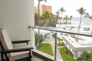 Quarto Deluxe, 2 camas de casal | Cofre no quarto, secretária, cortinas/cortinados opacos