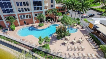 Piscina exterior, guarda-sóis
