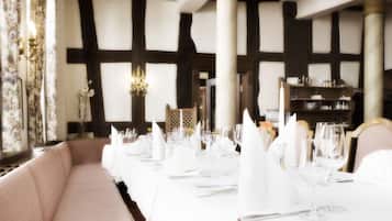 2 restaurantes, com serviço de almoço e jantar; culinária alemã