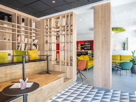 Um interior moderno com estante de madeira, área de estar e bar.
