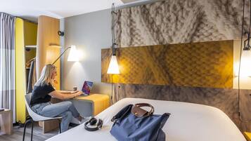 Quarto clássico, 1 cama de casal | Individualmente mobiliados, escrivaninha, cortinas blackout