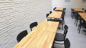 Café da manhã com buffet todos os dias (EUR 12 por pessoa)