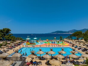 Piscina exterior, espreguiçadeiras