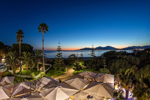 Fachada do alojamento (tarde/noite)