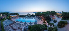 Piscina exterior, espreguiçadeiras