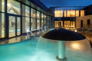 Piscina interna, piscina externa, barracas de cortesia, guarda-sóis