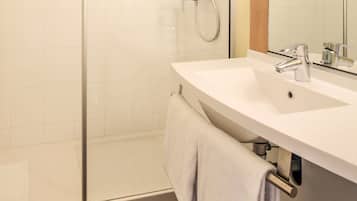 Quarto standard, 1 cama de casal | Escrivaninha, quartos à prova de som, ferros/tábuas de passar roupa