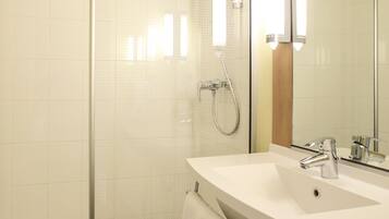 Quarto standard, 1 cama de casal | Banheiro | Chuveiro, produtos de toalete biodegradáveis, secador de cabelo
