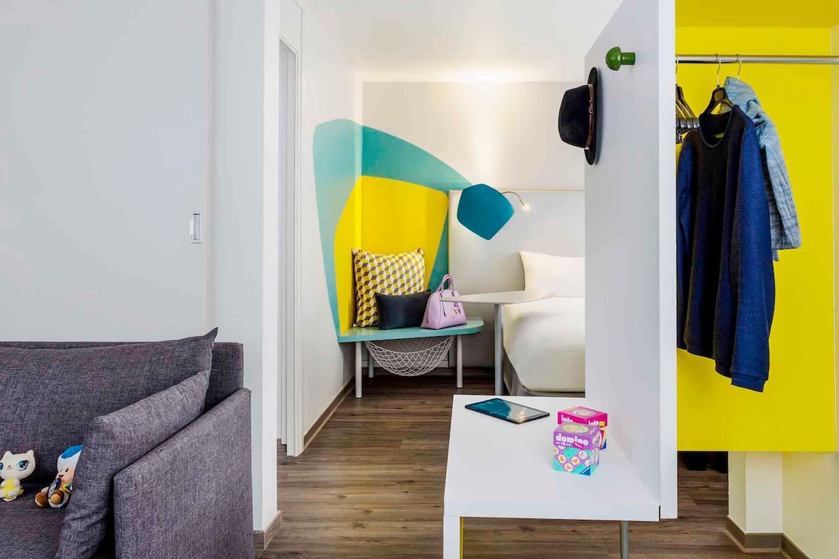 Suite Standard, várias camas | Roupa de alta qualidade, cortinas/cortinados opacos