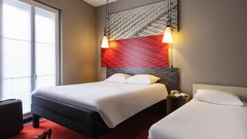 Quarto standard, várias camas | Escrivaninha, espaço de trabalho para notebook, cortinas blackout