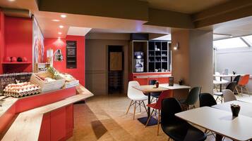 Café da manhã com buffet todos os dias (EUR 10.50 por pessoa)