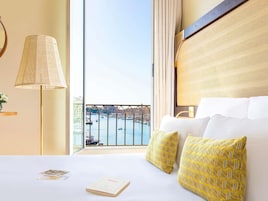 Quarto Deluxe, 1 cama de casal (Old Port view) | Roupa de alta qualidade, camas de colchão pillowtop, minibar grátis