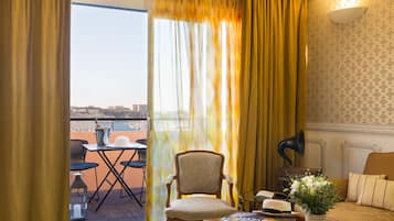 Suite, 1 cama king-size, terraço | Roupa de alta qualidade, camas de colchão pillowtop, minibar grátis