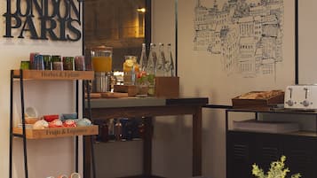 Pequeno-almoço tipo buffet diário (25 EUR por pessoa)