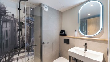 Chuveiro, produtos de toalete biodegradáveis, secador de cabelo 