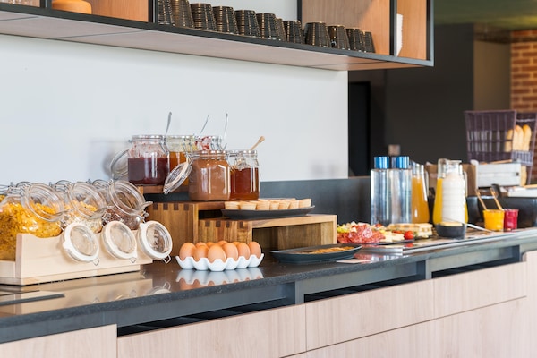 Café da manhã com buffet todos os dias (EUR 14.90 por pessoa)