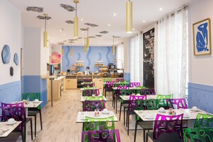 Pequeno-almoço tipo buffet diário mediante uma taxa