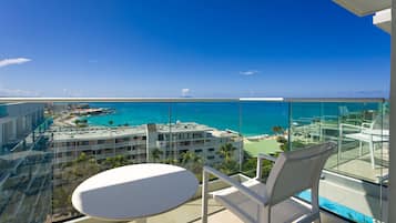 Quarto luxo, 1 cama King, vista para o oceano (Ultimate Adults-Only Ocean View King) | Vista do quarto