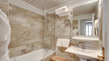 Quarto Twin Deluxe | Casa de banho | Um secador de cabelo, toalhas fornecidas, sabão, champô