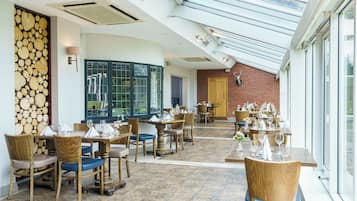 Pequenos-almoços e jantares servidos, incluindo cozinha britânica