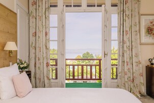 Roupas de cama premium, frigobar, cofres nos quartos