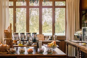 Café da manhã com buffet todos os dias (EUR 18 por pessoa)